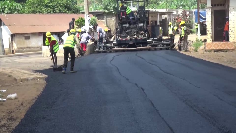 Réhabilitation de la route Wanani - Nioumachoi Les travaux d'enrobage ...